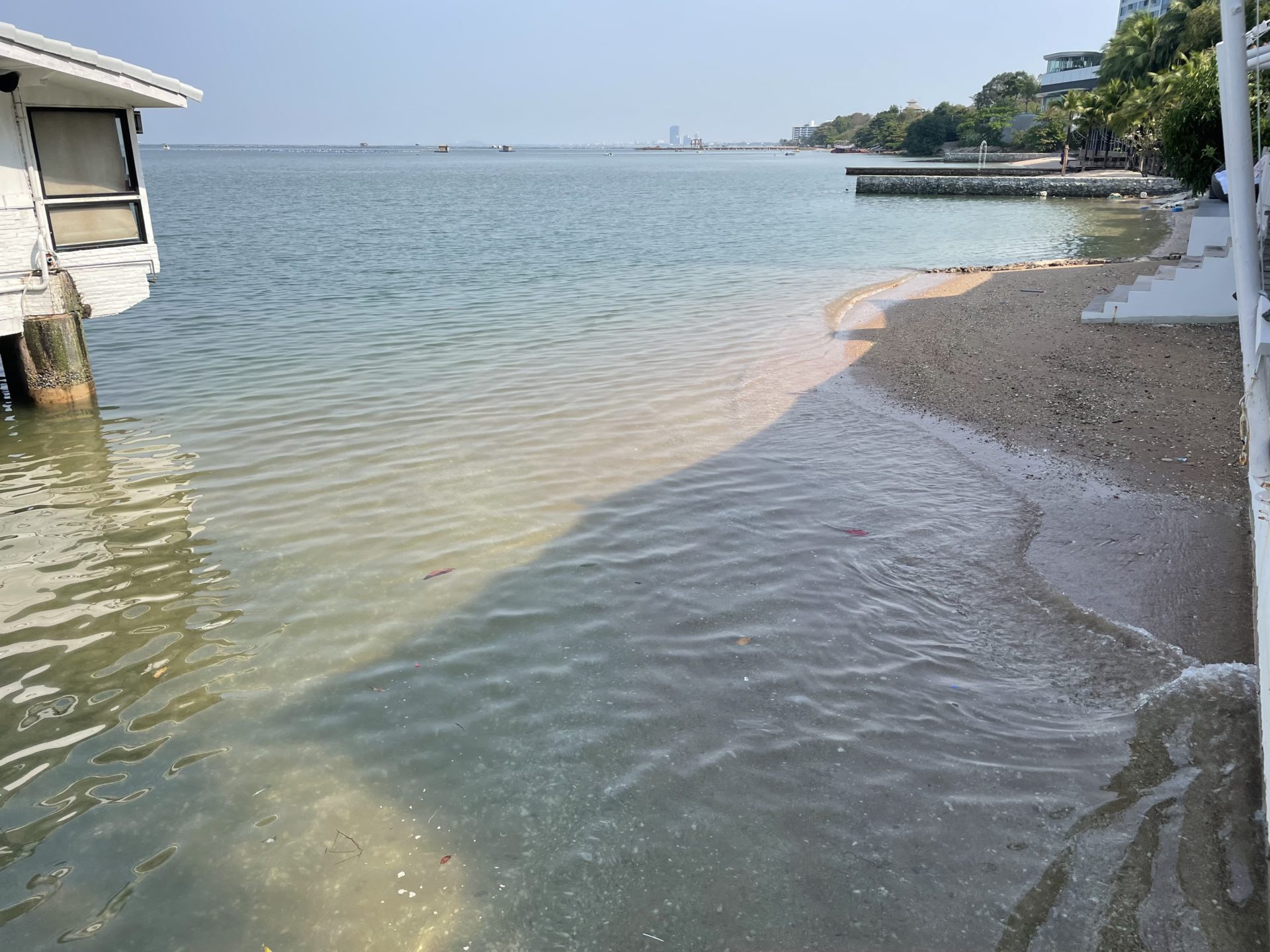 シラチャの海沿いにあるモノトーン調のかっこいいカフェPrave Cafe | Chili and Limes