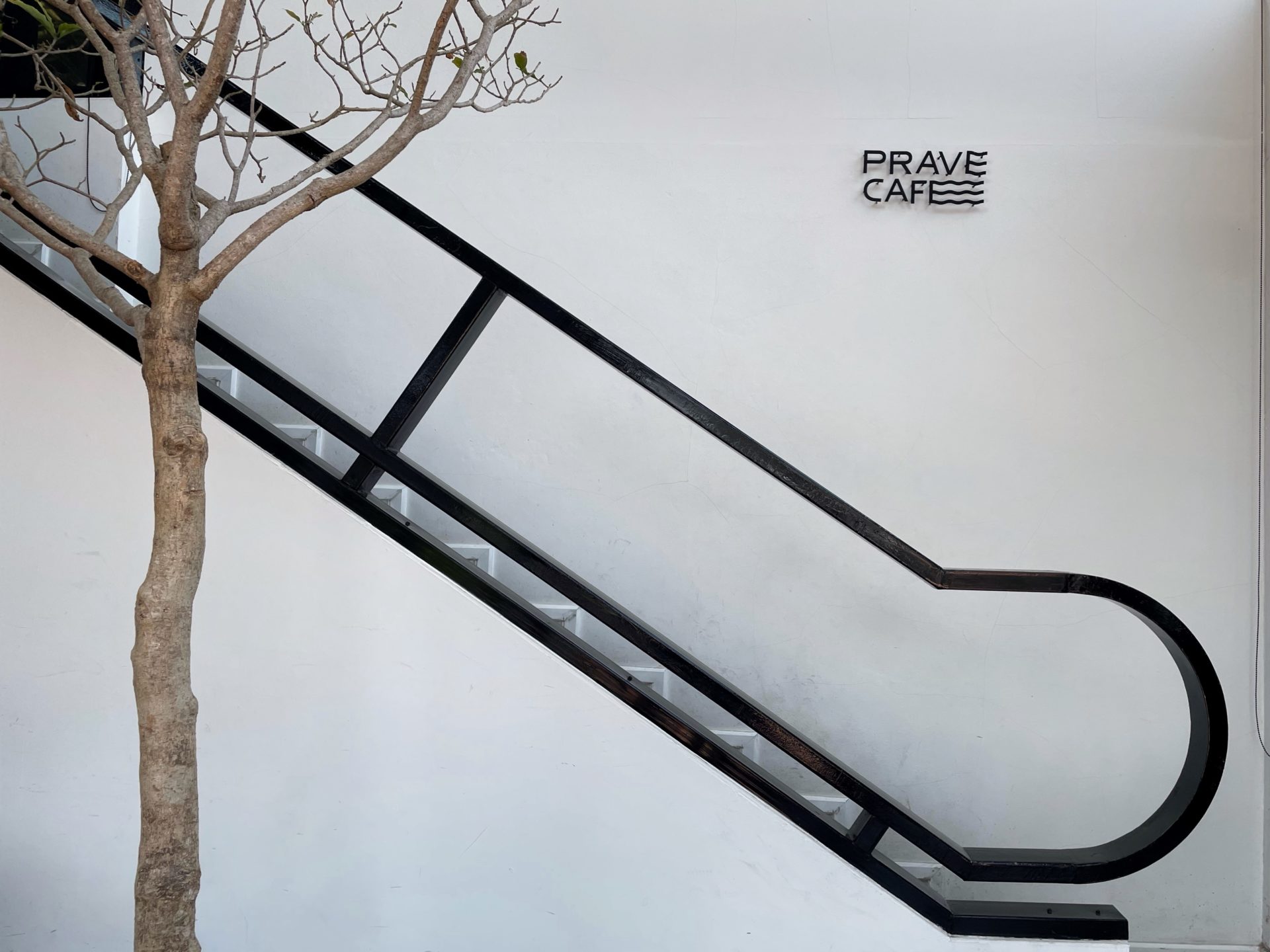 シラチャの海沿いにあるモノトーン調のかっこいいカフェPrave Cafe | Chili and Limes